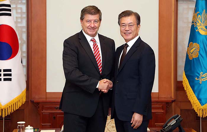 President Moon meets ILO director-general, Russian federal security ...