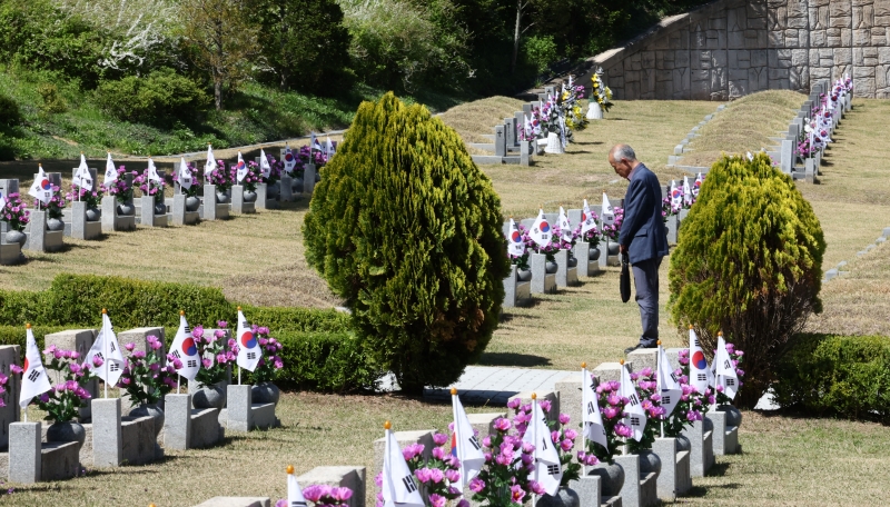 Relative of April 19 Revolution victim visits nat'l cemetery : Korea ...