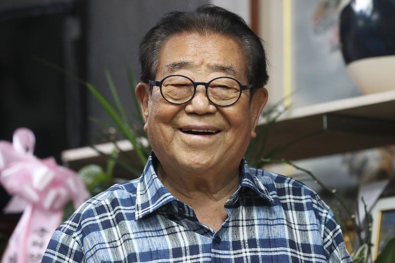 President Yoon gives top cultural honor to late TV host Song : Korea ...