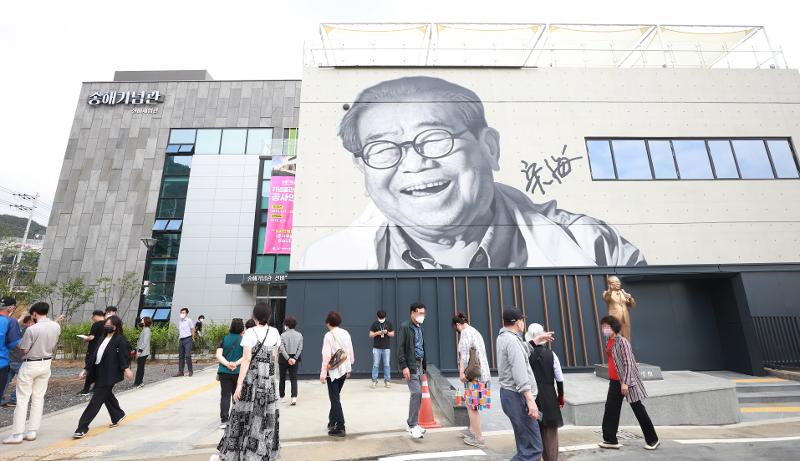 President Yoon gives top cultural honor to late TV host Song : Korea ...