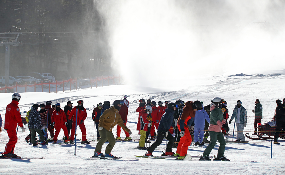 Opening day at ski resort in eastern Gangwon-do Province : Korea.net ...