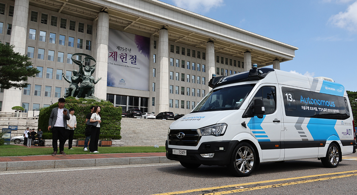 Nat'l Assembly's 1st self-driving RoboShuttle : Korea.net : The ...