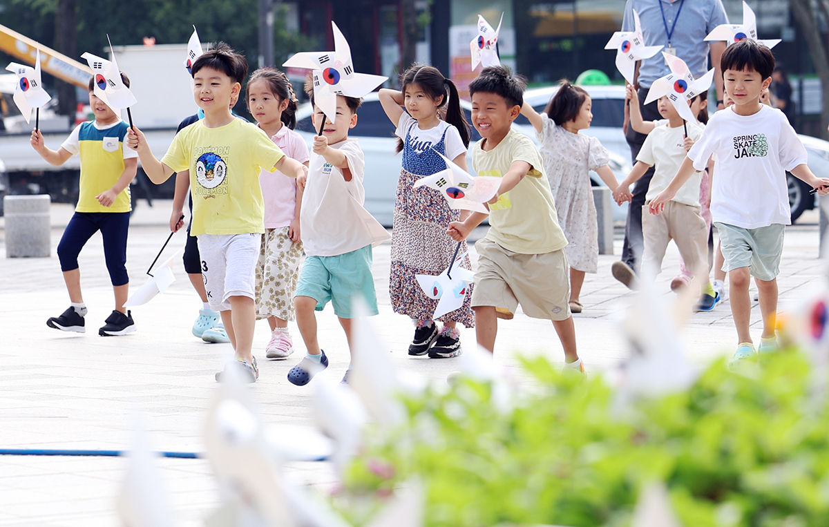 Children run with pinwheels of national flag : Korea.net : The official ...