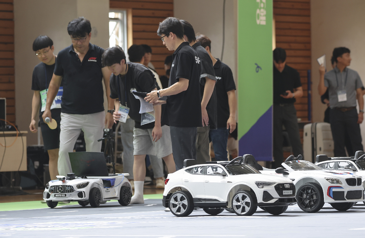 Showing self-developed vehicles at autonomous driving contest : Korea ...