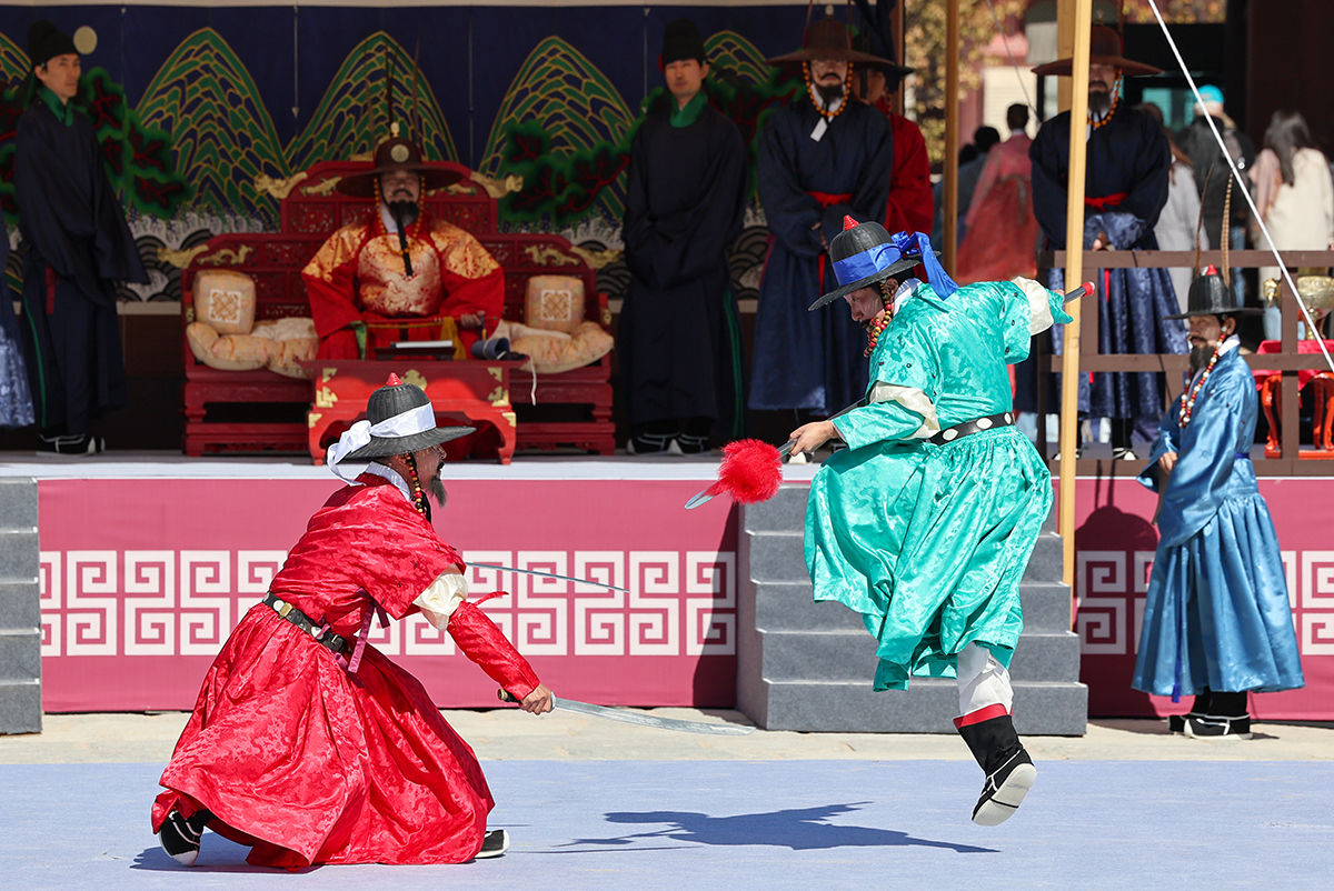 Reenactment of palace guard inspection ceremony in Seoul : Korea.net ...