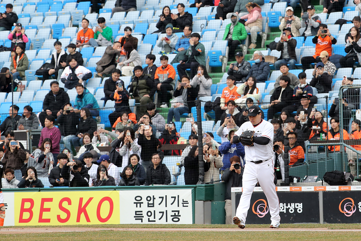 Fans attend preseason game of Korea Baseball Organization : Korea.net ...
