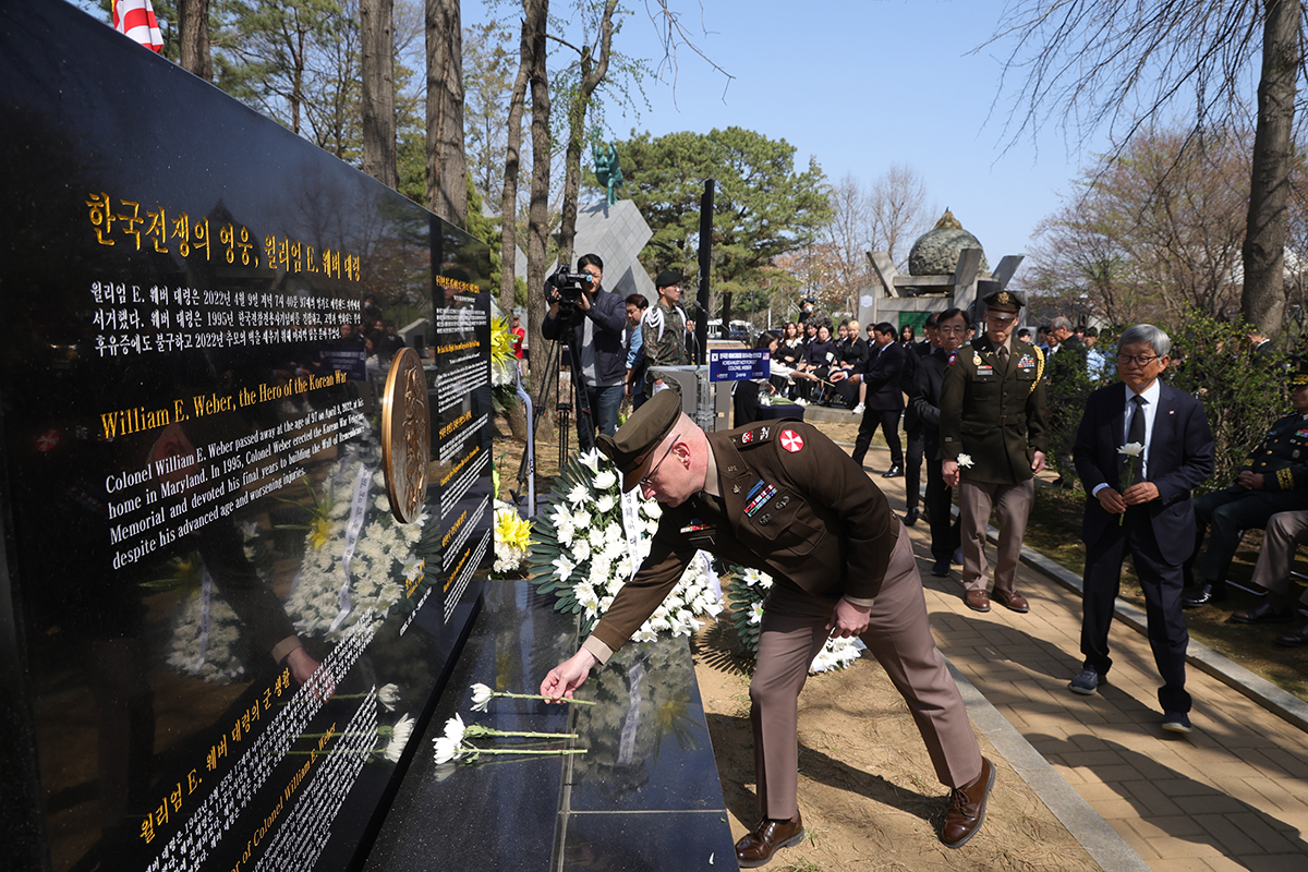 Memorial service for 'left-handed saluting' US war hero : Korea.net ...