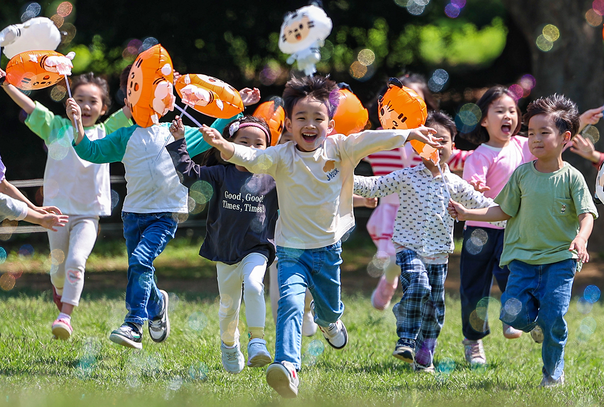 Playing with soap bubbles ahead of Children's Day : Korea.net : The official website of the ...
