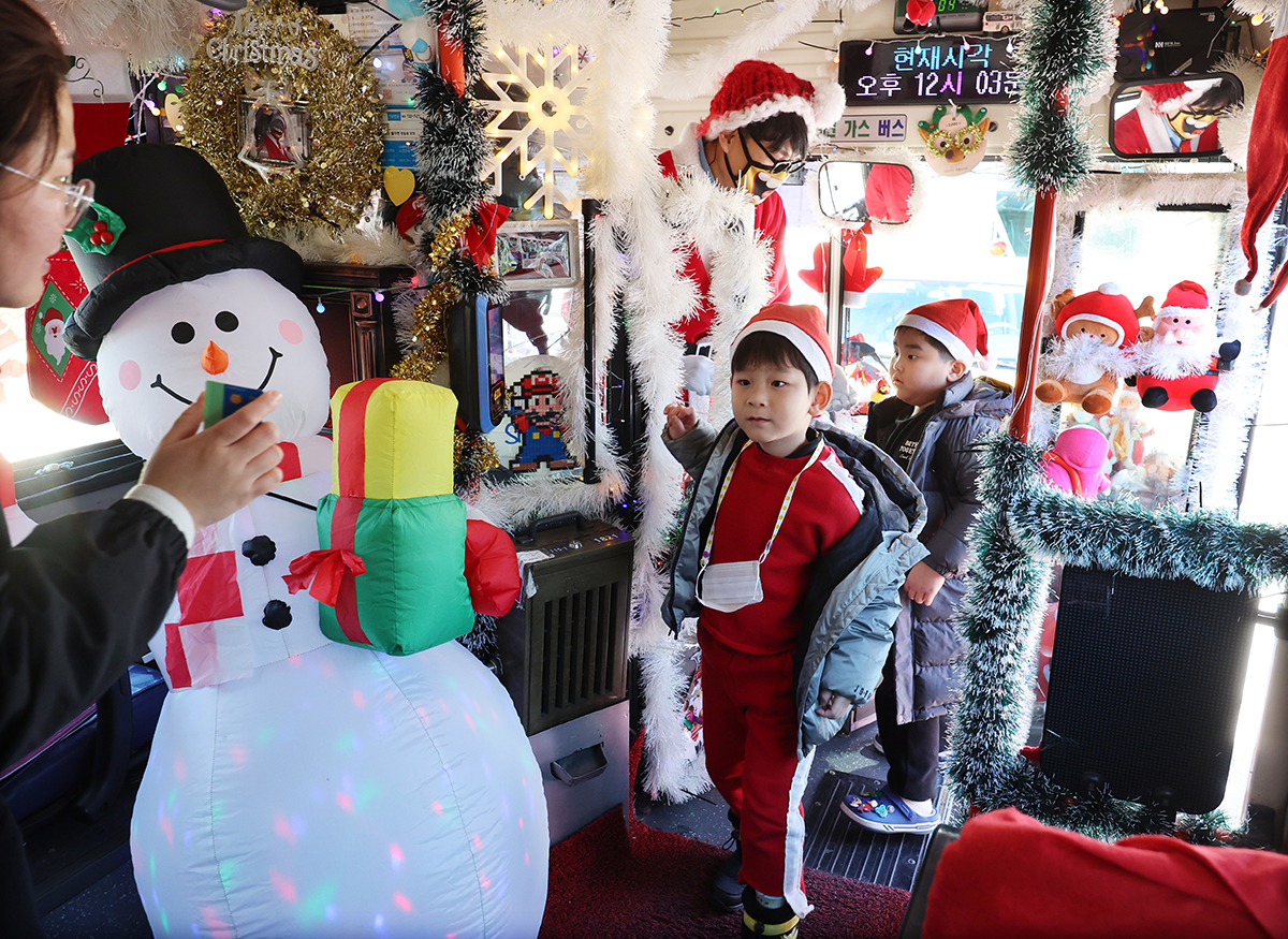 Children check out 'Santa Bus' in Busan : Korea.net : The official ...