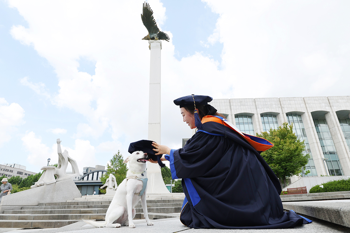 Matching graduation caps : Korea.net : The official website of the ...